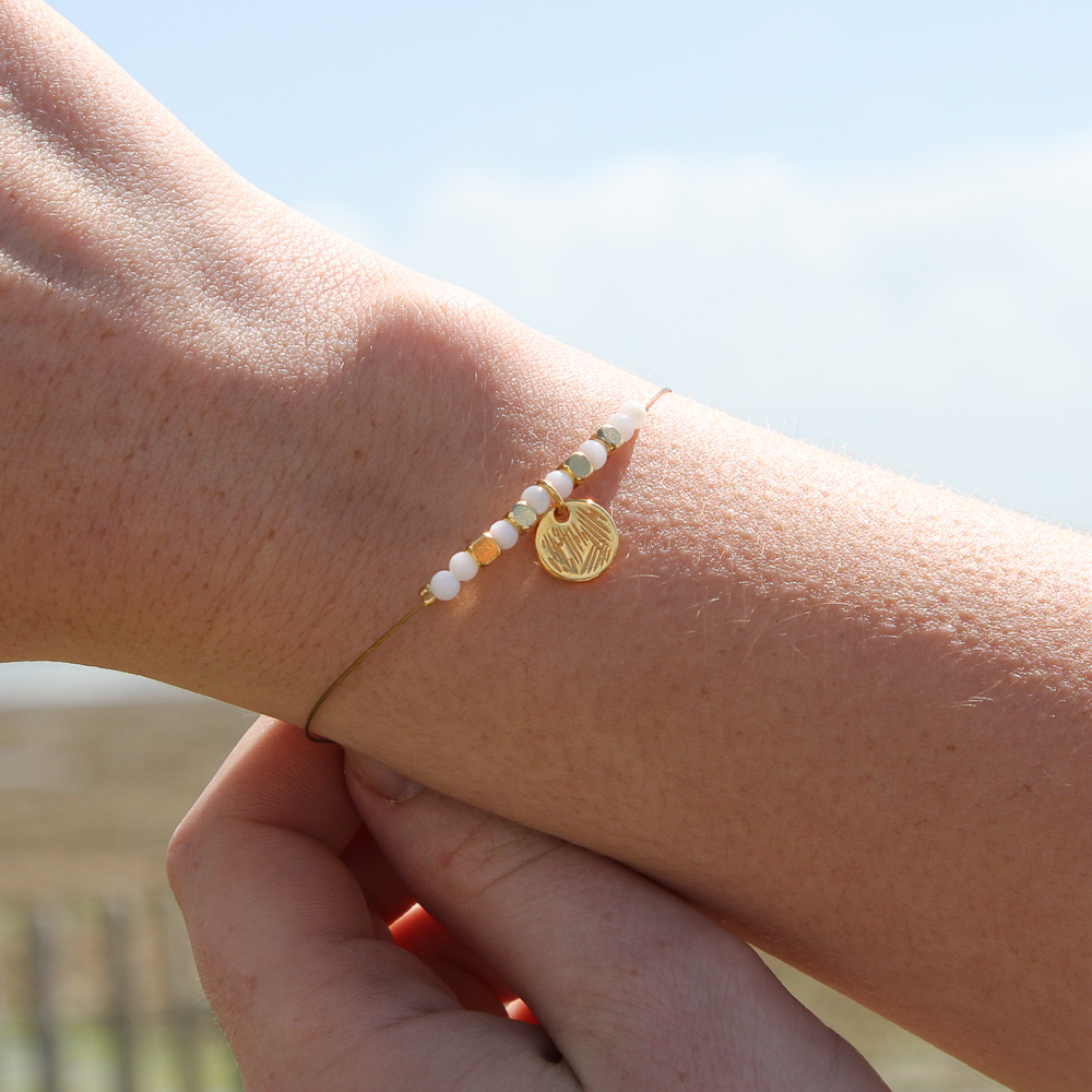 Bracelet fin en perles doré et blanc : Paris - Retour de plage