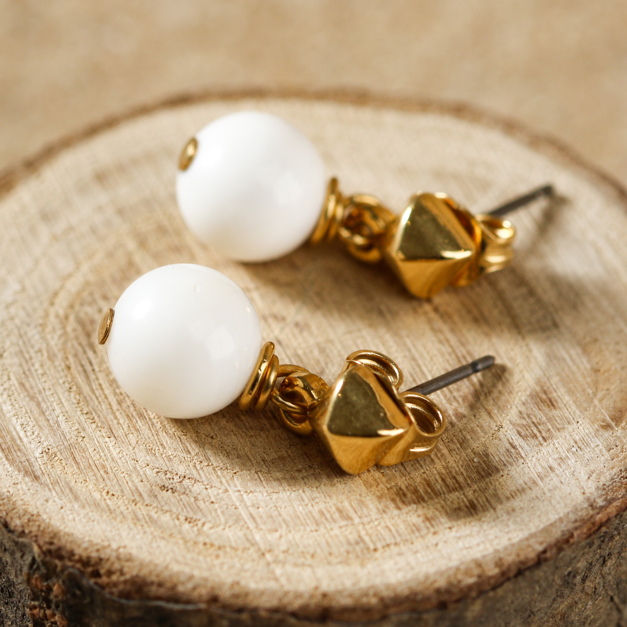 Boucles d'oreilles dorées et perles coquillages blanches : Atome ...