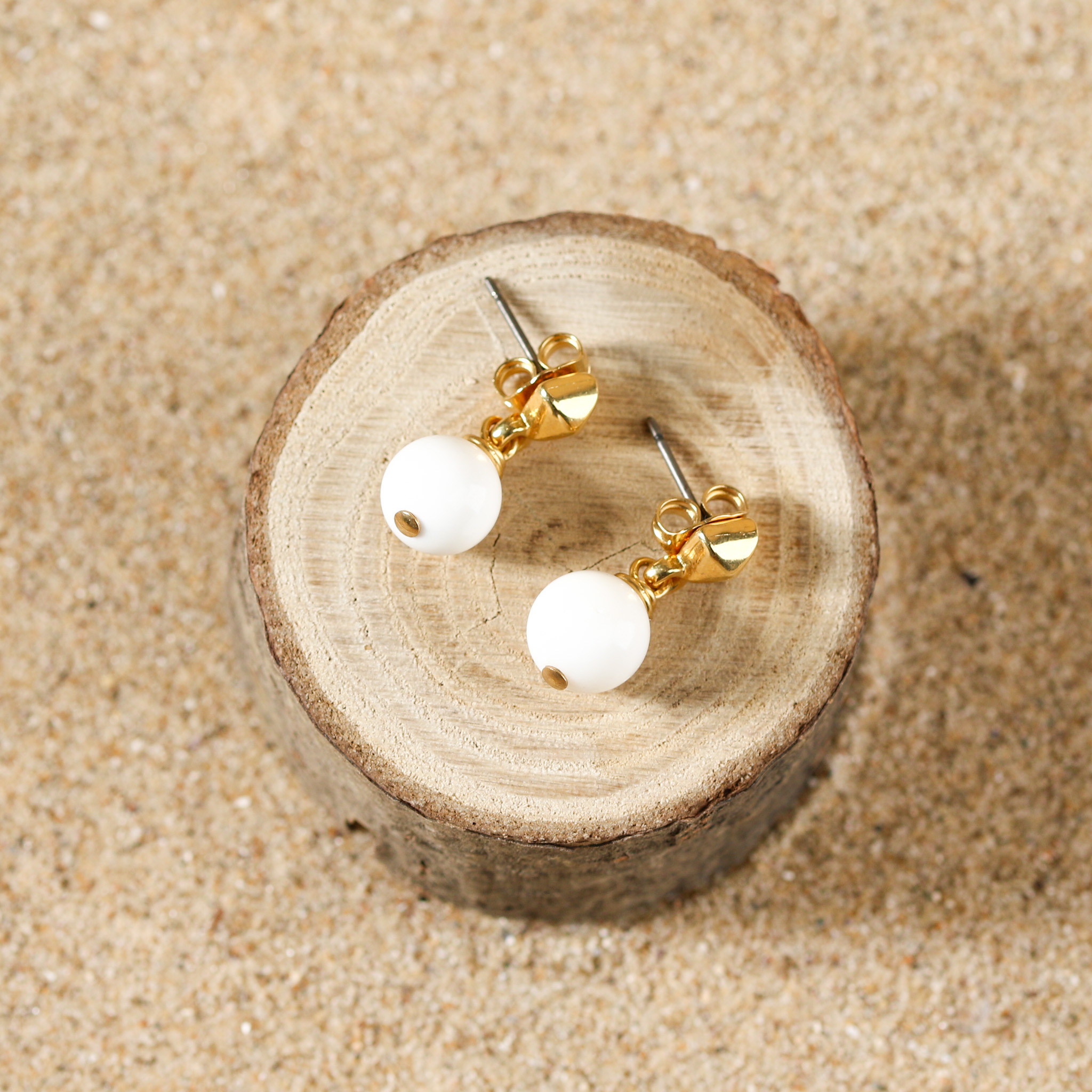Boucles d'oreilles dorées et perles coquillages blanches : Atome ...